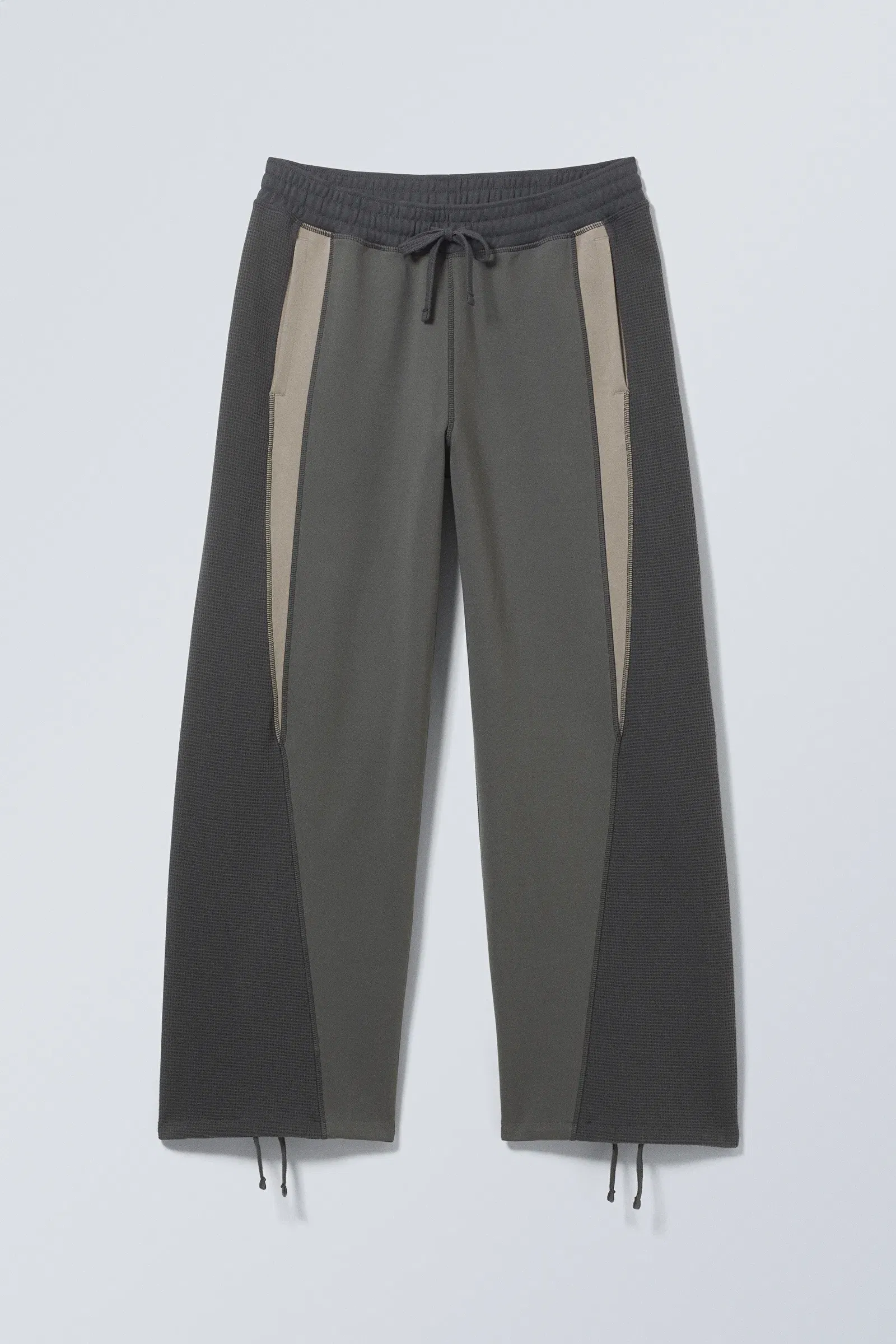 WEEKDAY Scott Colour Block Sweatpants in Dark Grey Colour Block | endource