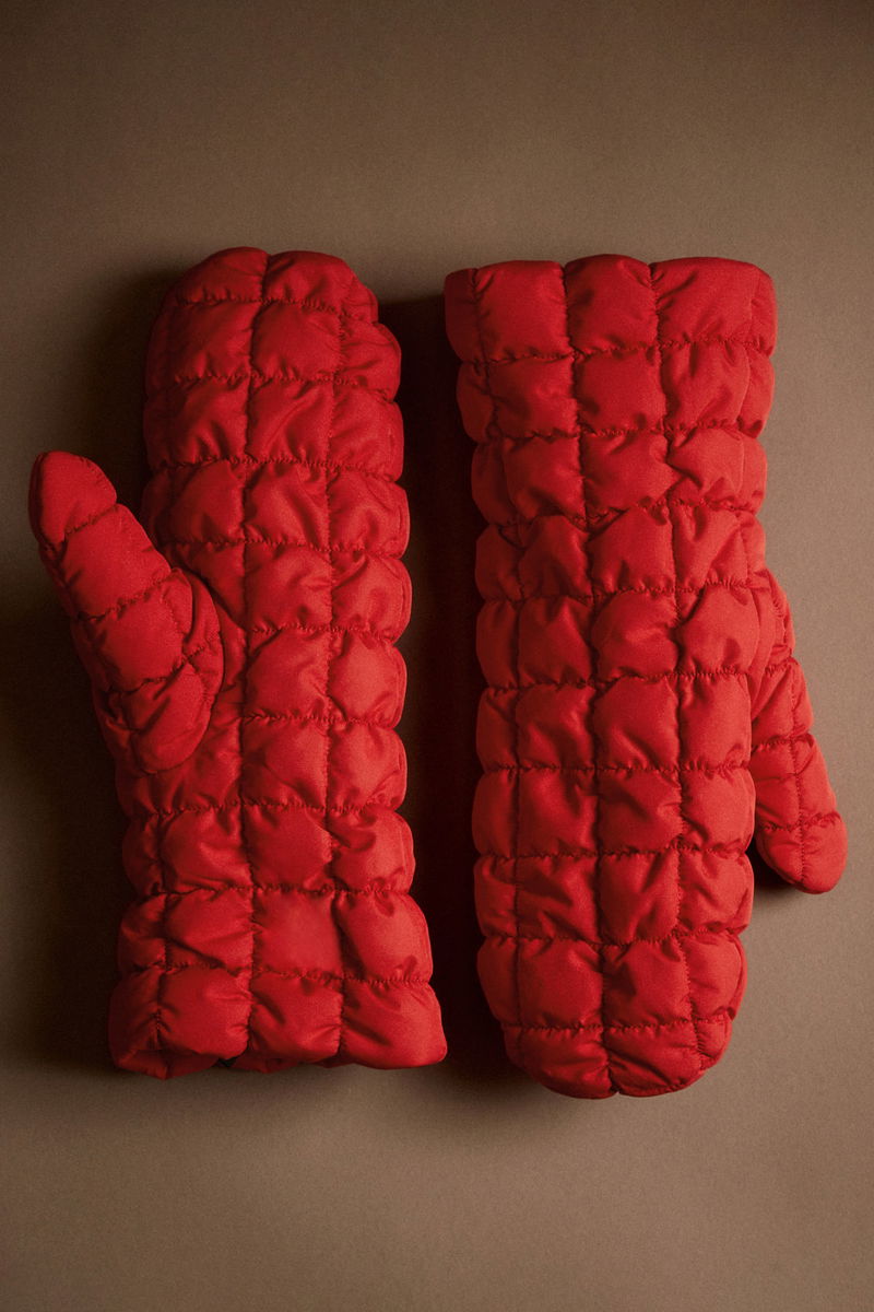 COS Quilted Mittens in RED | endource