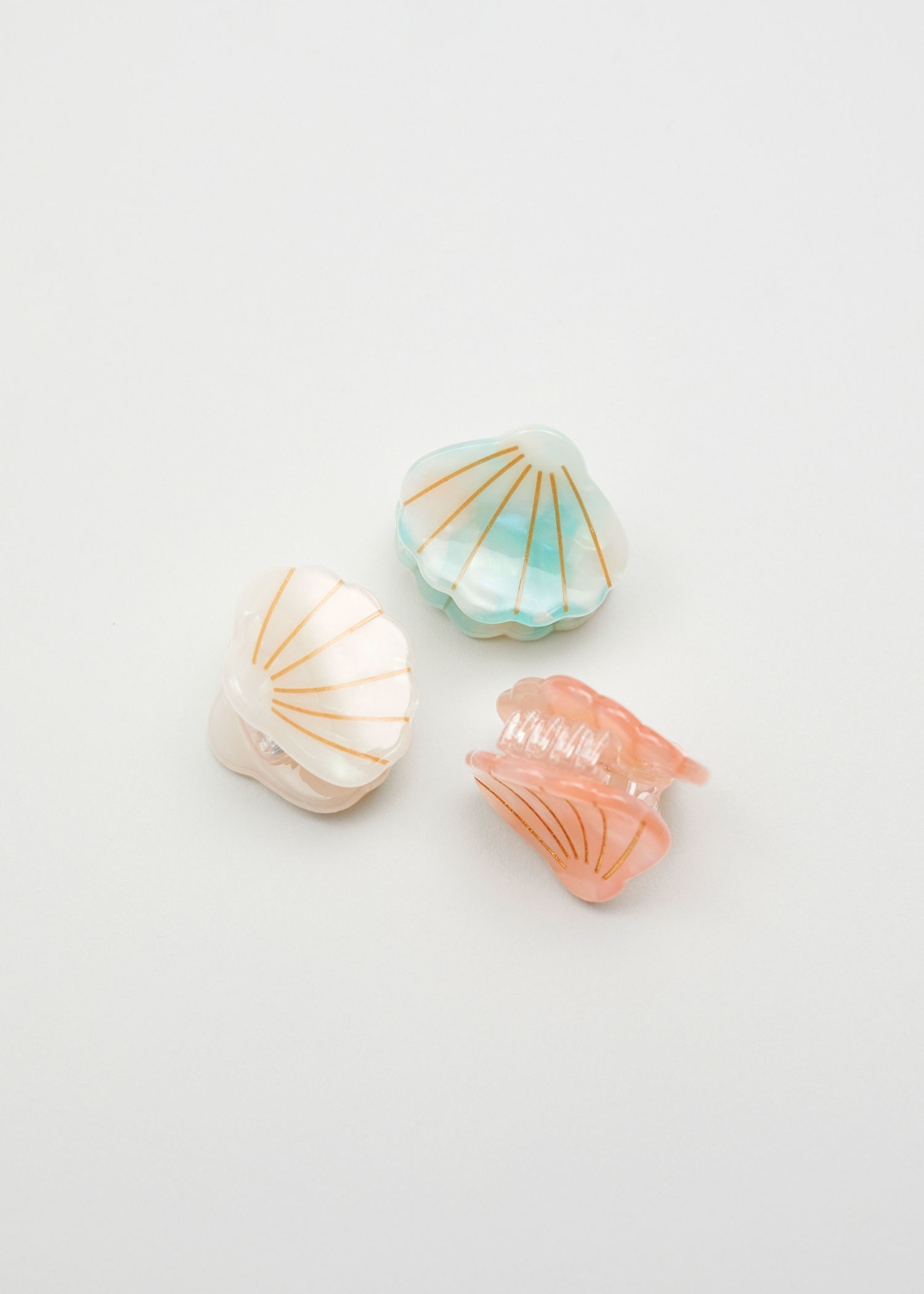 & OTHER STORIES 3 Seashell Claw Clips in Cream/Blue/Coral | endource