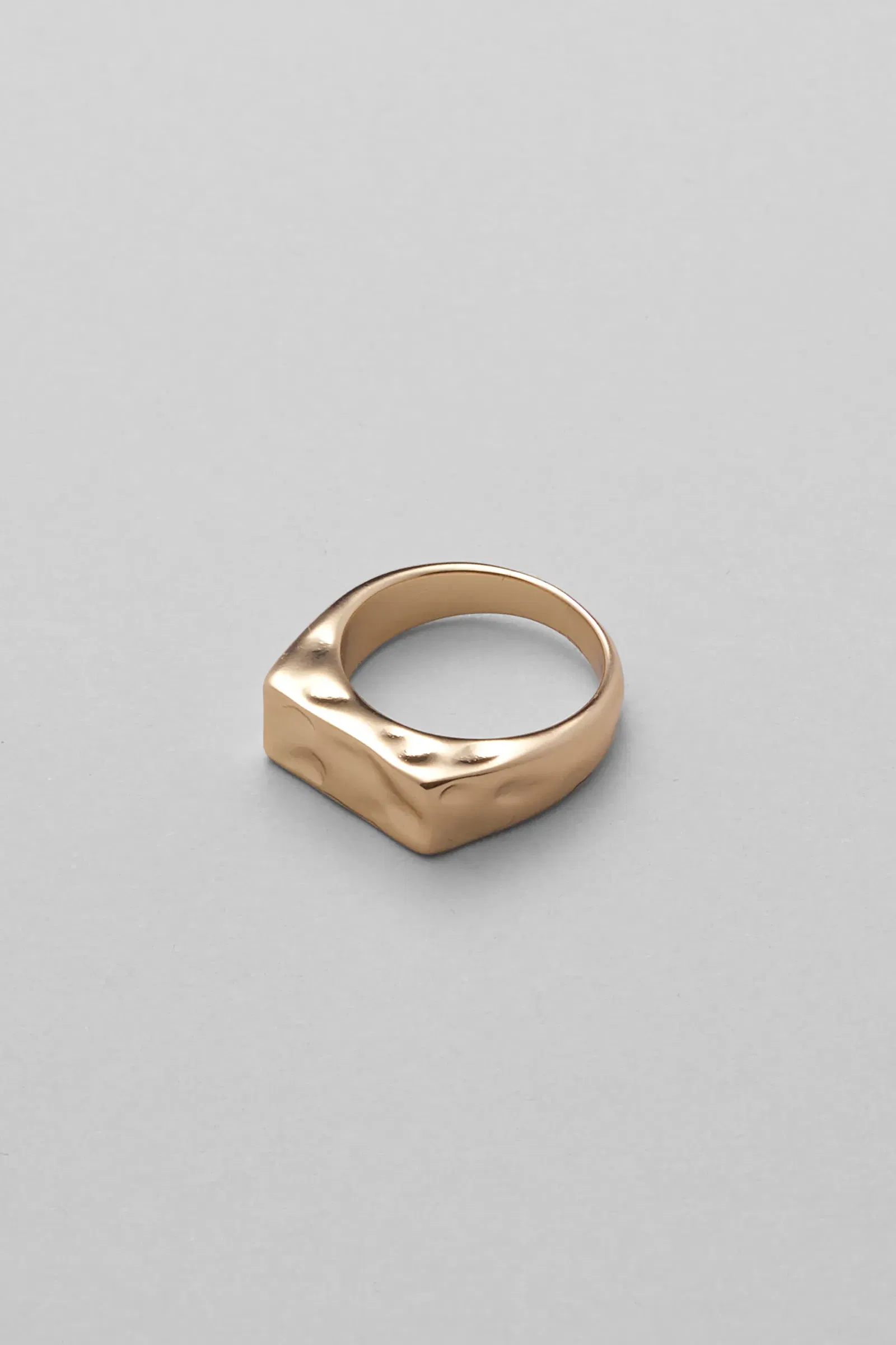 WEEKDAY Jessica Signet Ring in Gold | endource
