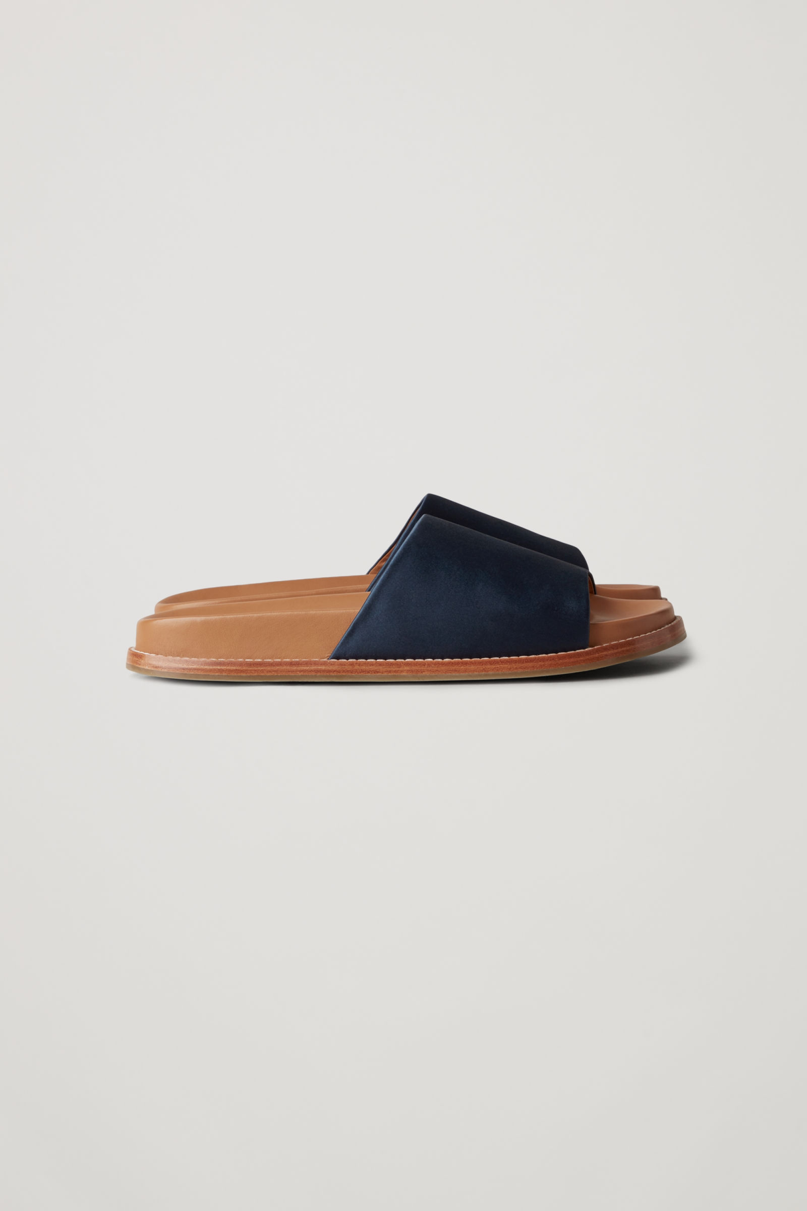 COS Leather Sliders in Midnight Blue / Tobacco | Endource