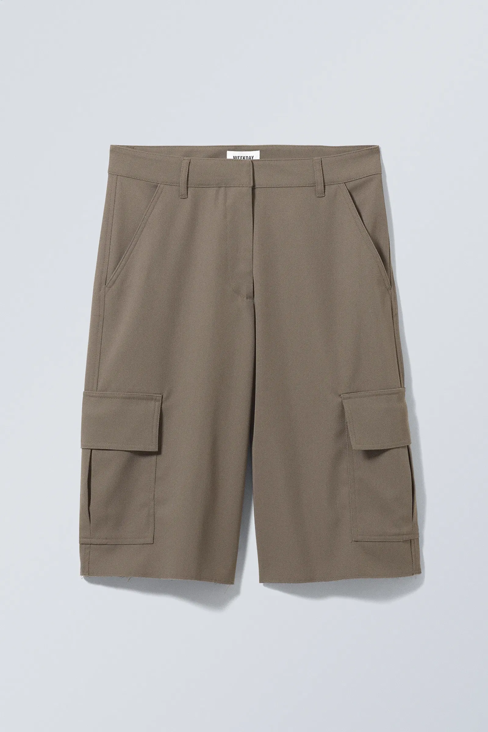 WEEKDAY Arwen Cargo Suiting Shorts in Khaki | Endource