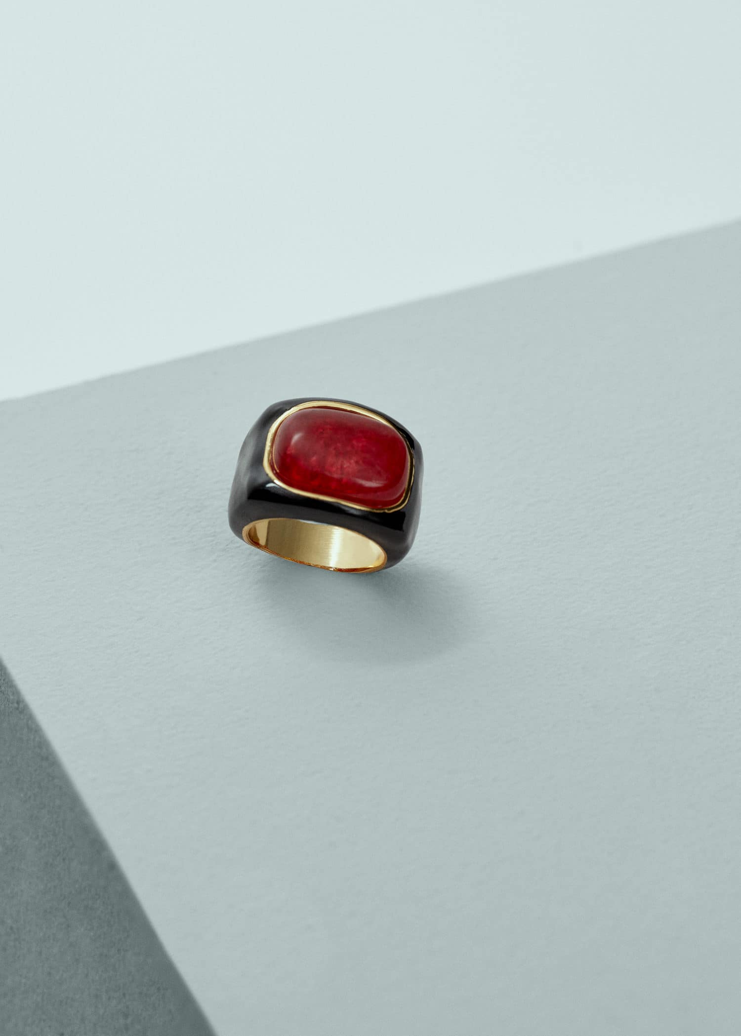 MANGO Maxi-Ring With Quartz Detail in Black | endource