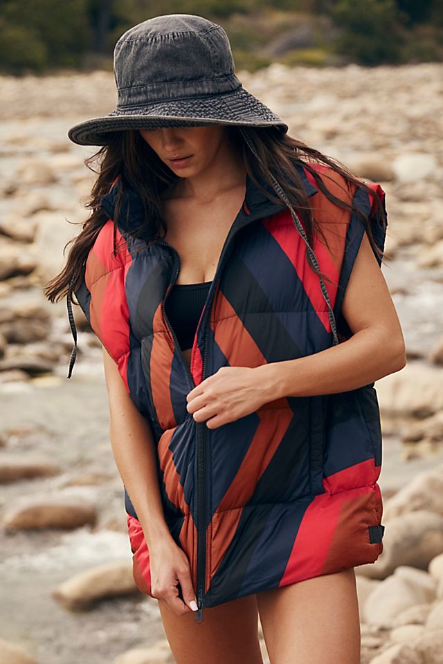 FREE PEOPLE FP Movement - In A Bubble Printed Puffer Vest in Chevron ...