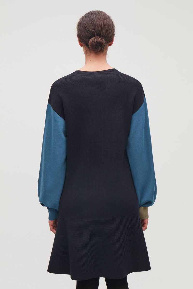 COS Colour-Block Wool-Knit Dress in Navy / petrol blue / camel | Endource