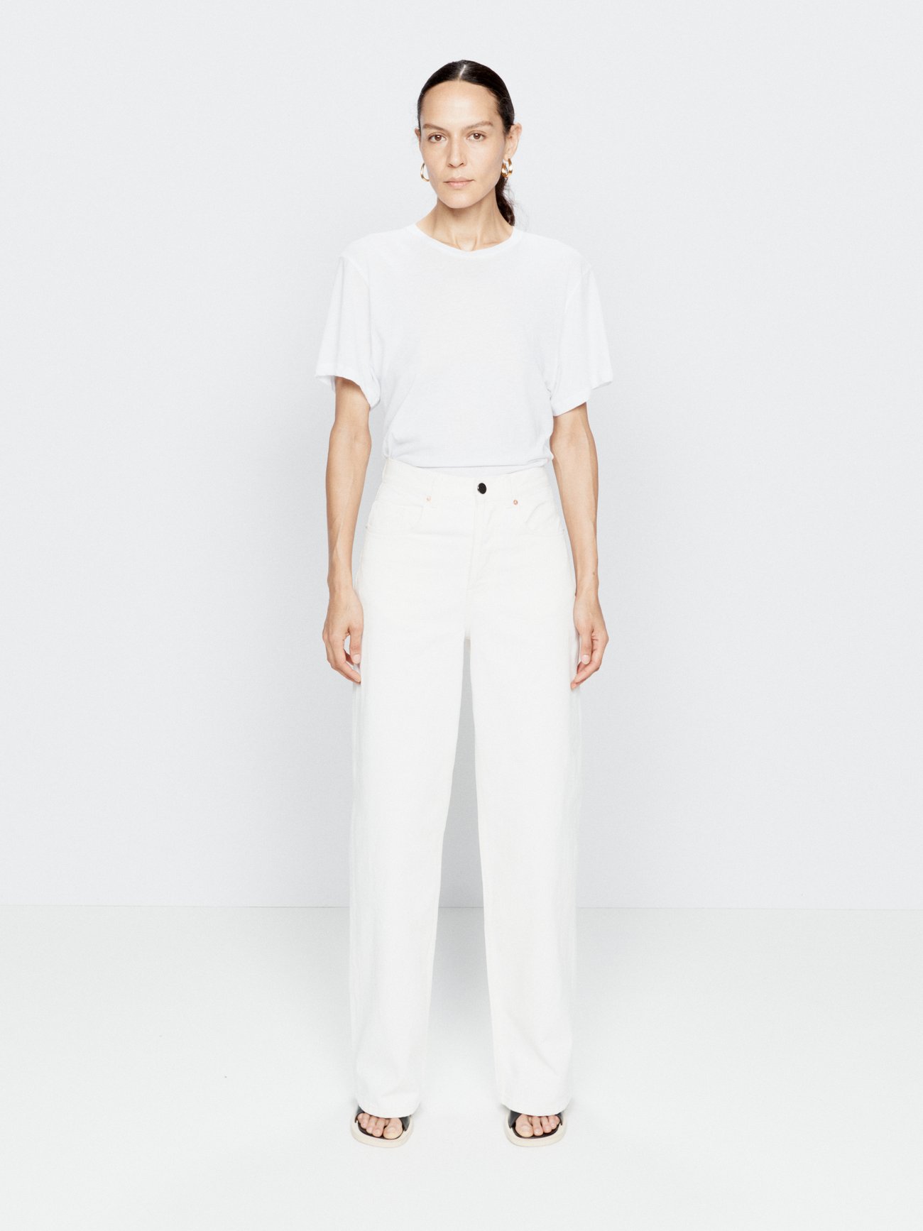 RAEY 90s Organic Cotton High-Waisted Wide-Leg Jeans in White | endource