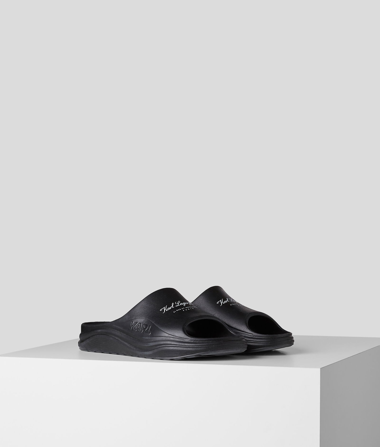 KARL LAGERFELD Skoona Hotel Karl Slides in Black | endource