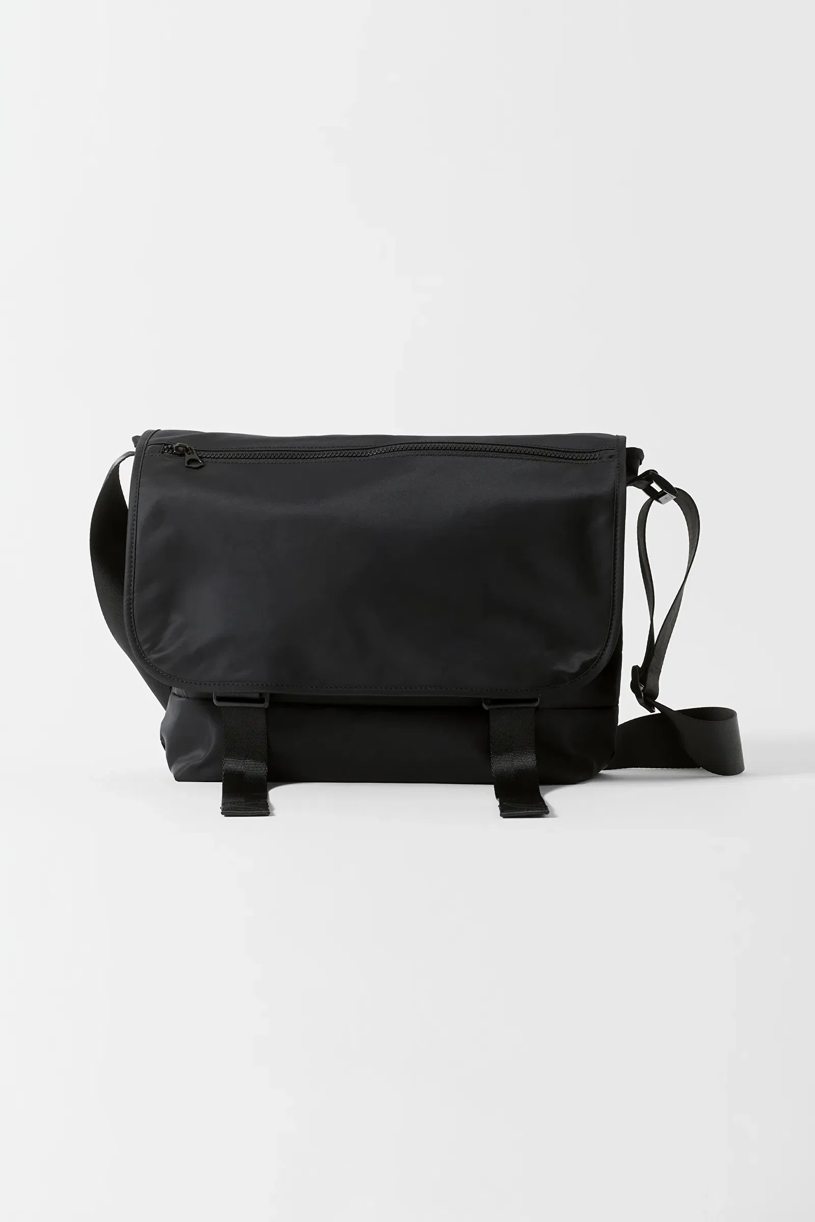 WEEKDAY Messenger Bag in Black | Endource