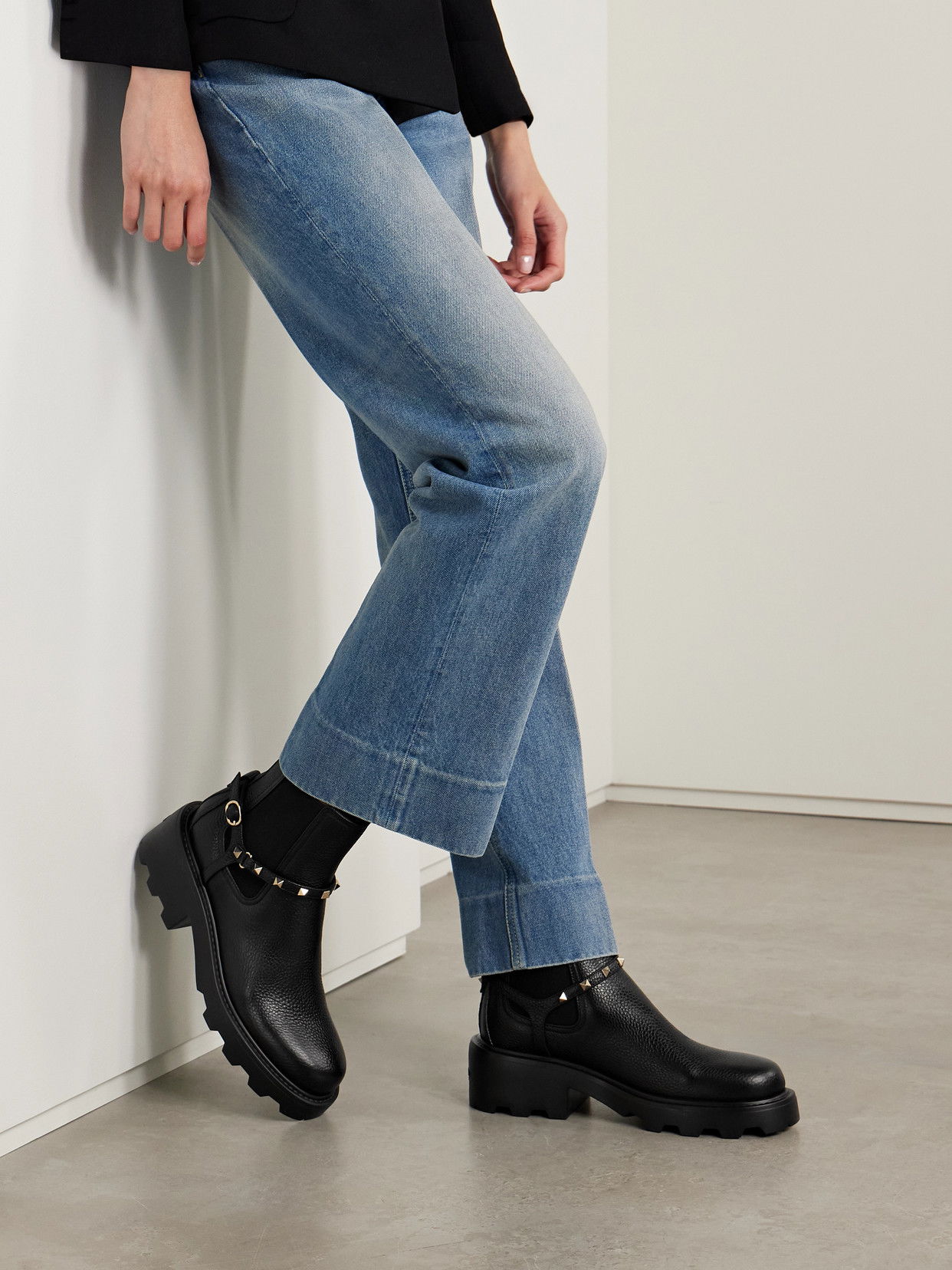 VALENTINO GARAVANI Beatle Rockstud 55 Leather Chelsea Boots | endource
