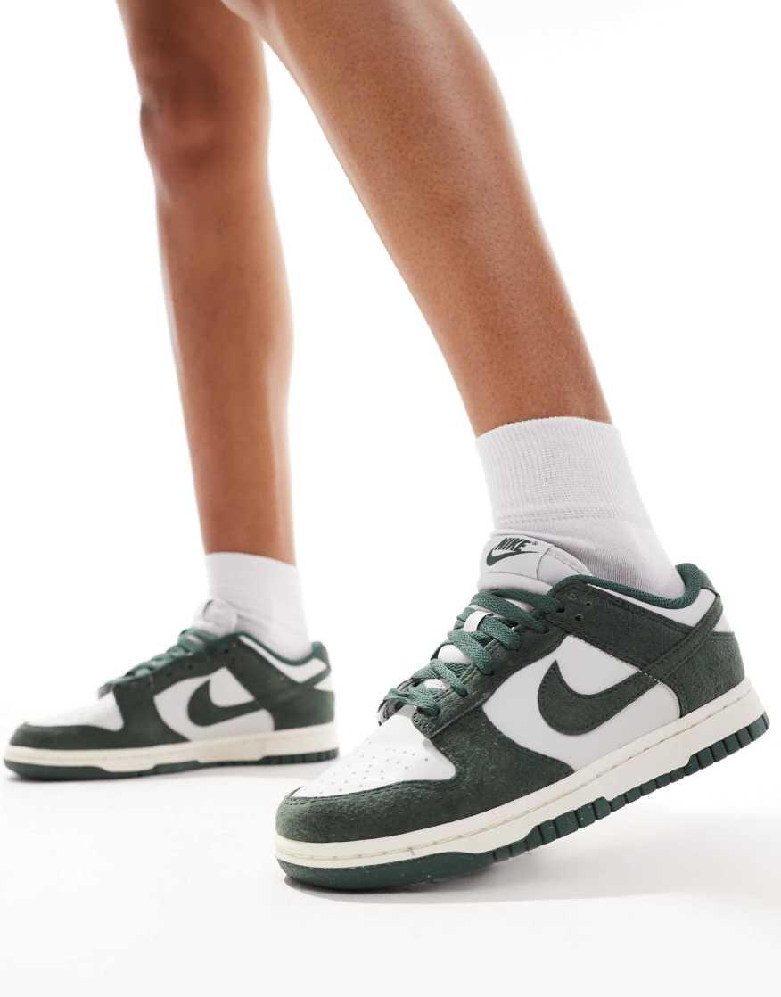 NIKE Dunk Low Trainers In White And Green | endource
