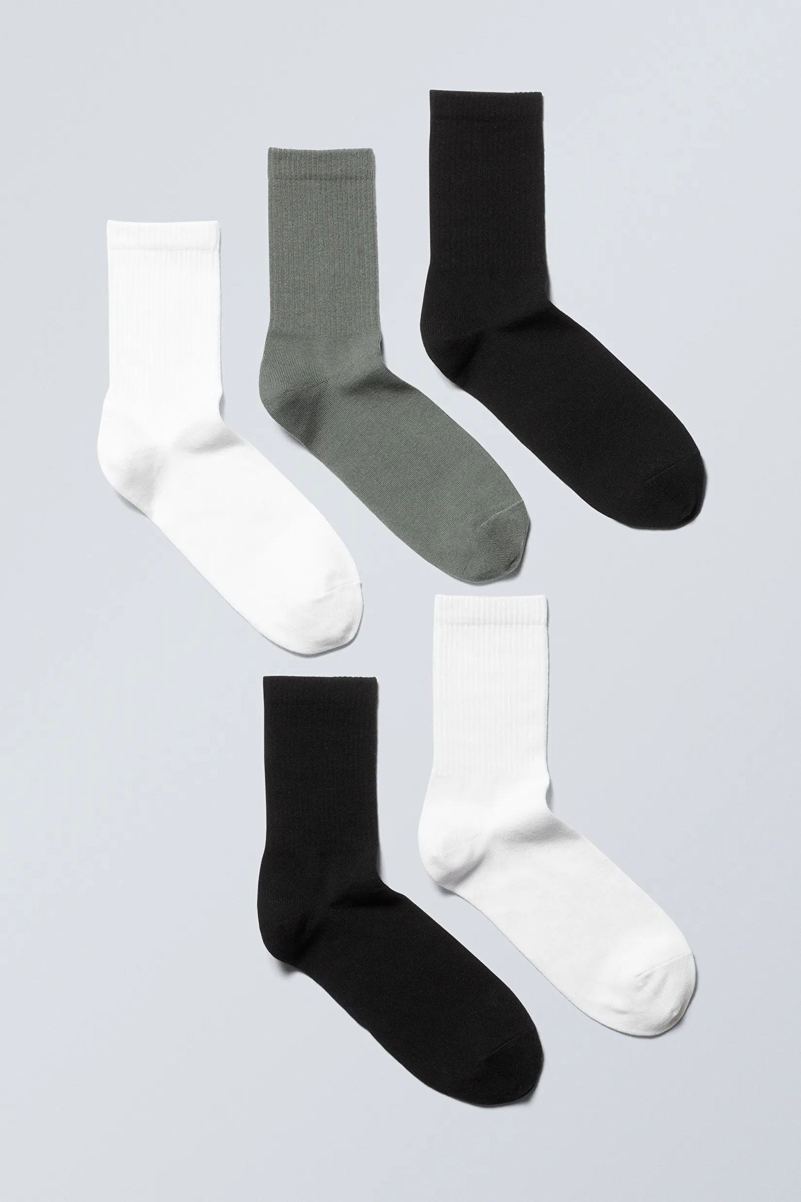 WEEKDAY Sport Socks, 5-Pack in Black / White / Khaki | Endource