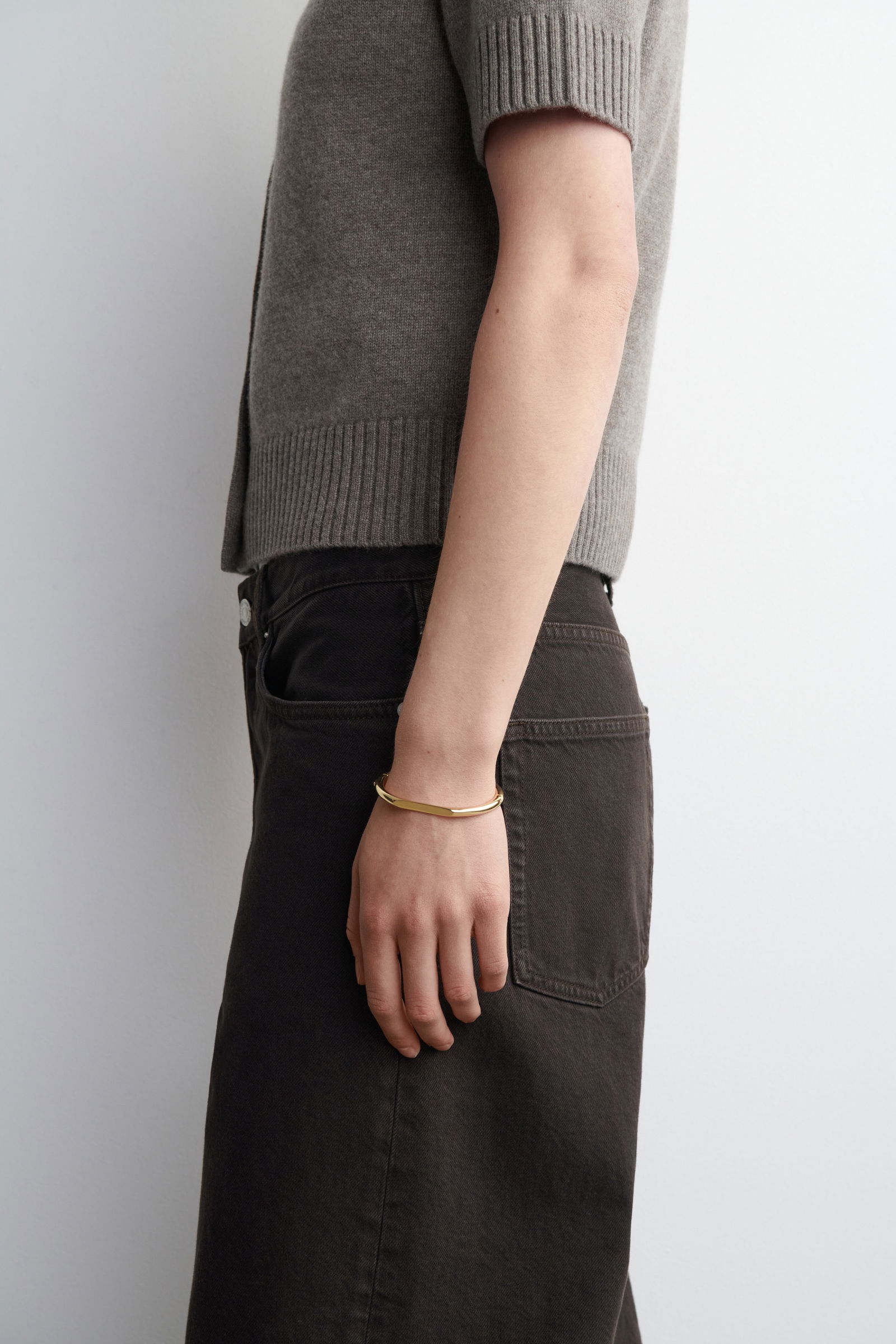 COS SCULPTED BANGLE | endource