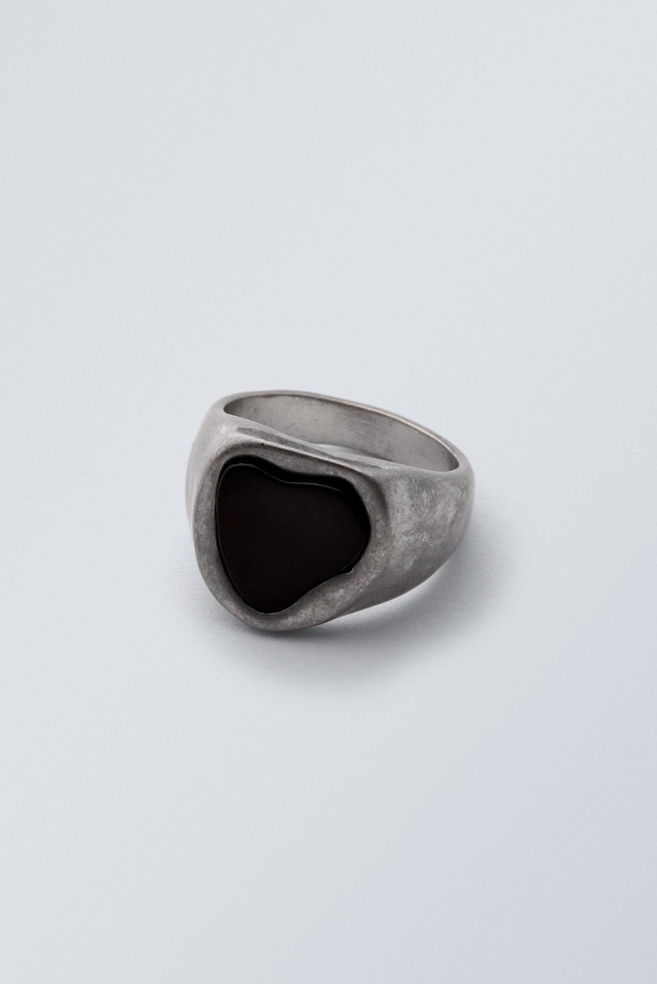 WEEKDAY Chunky Stone Signet Ring in Worn Rhodium - Silver | endource