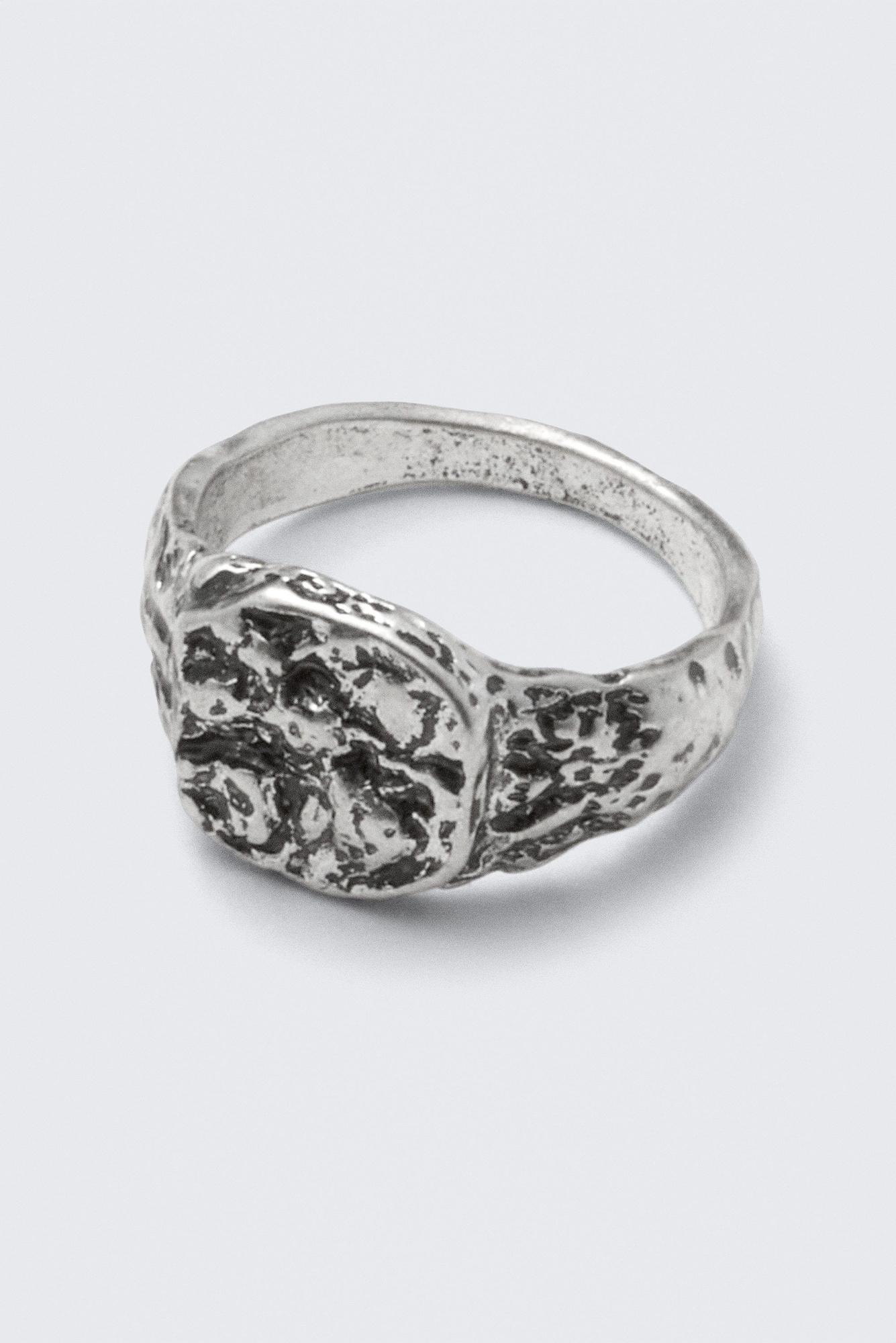 WEEKDAY Smashed Signet Ring in Silver | endource