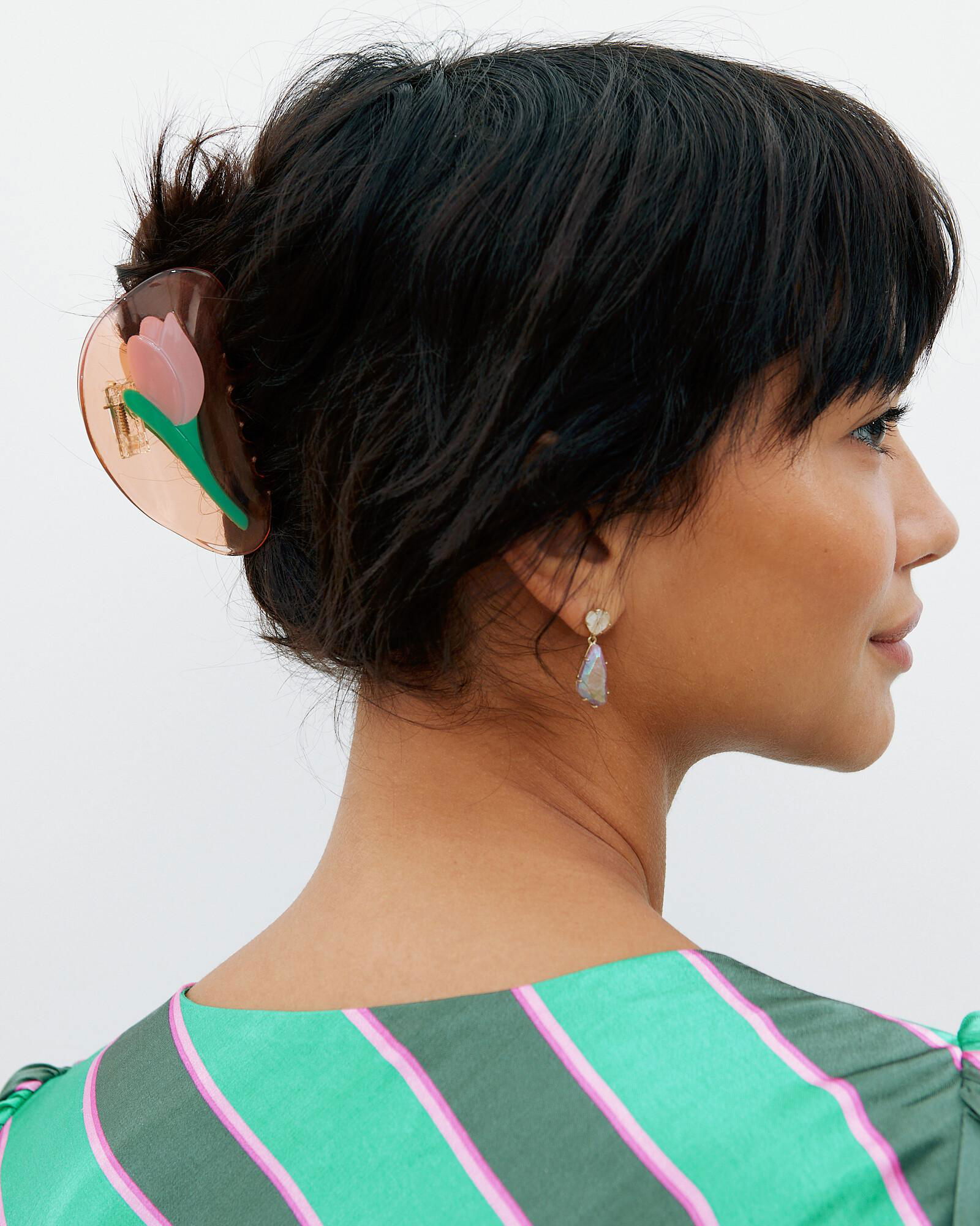 OLIVER BONAS Tara Tulip Hair Claw Clip in Pink | endource