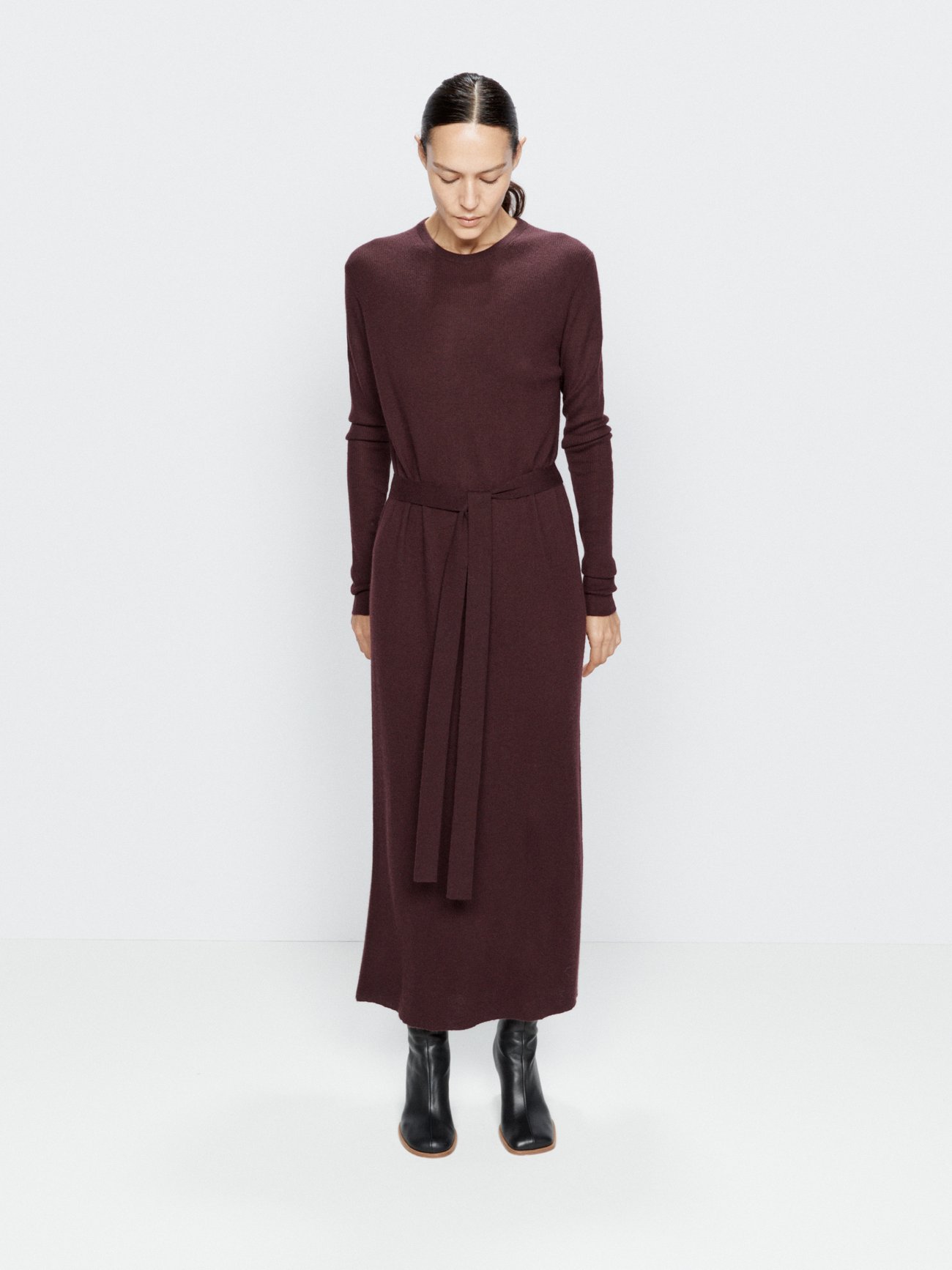 RAEY Crew Neck Cashmere Belted Midi Dress in Burgundy | endource