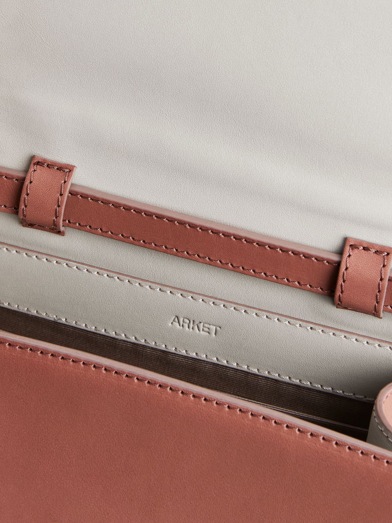 ARKET Flap Leather Crossbody | Endource ARKET Flap Leather Crossbody | Endource
